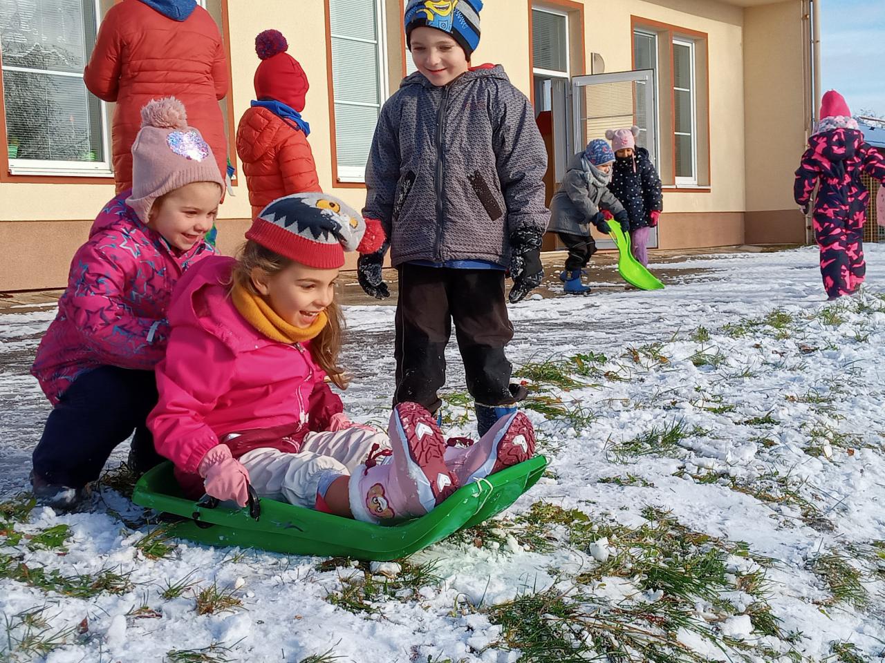 První sníh - Oficiální stránky ZŠ a MŠ generála Pattona Dýšina